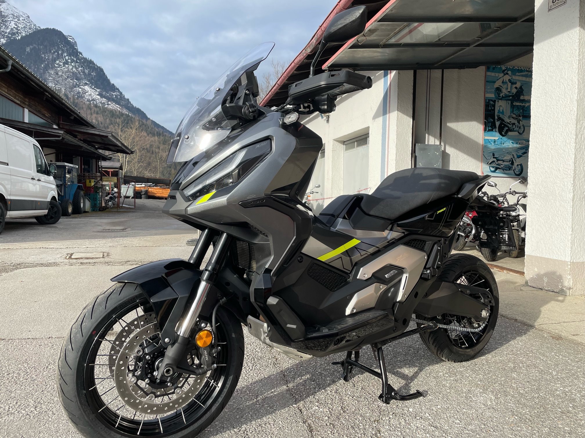 Used vehicles Honda X-ADV, grey , Year of manufacture: 2024, 14281 km ...