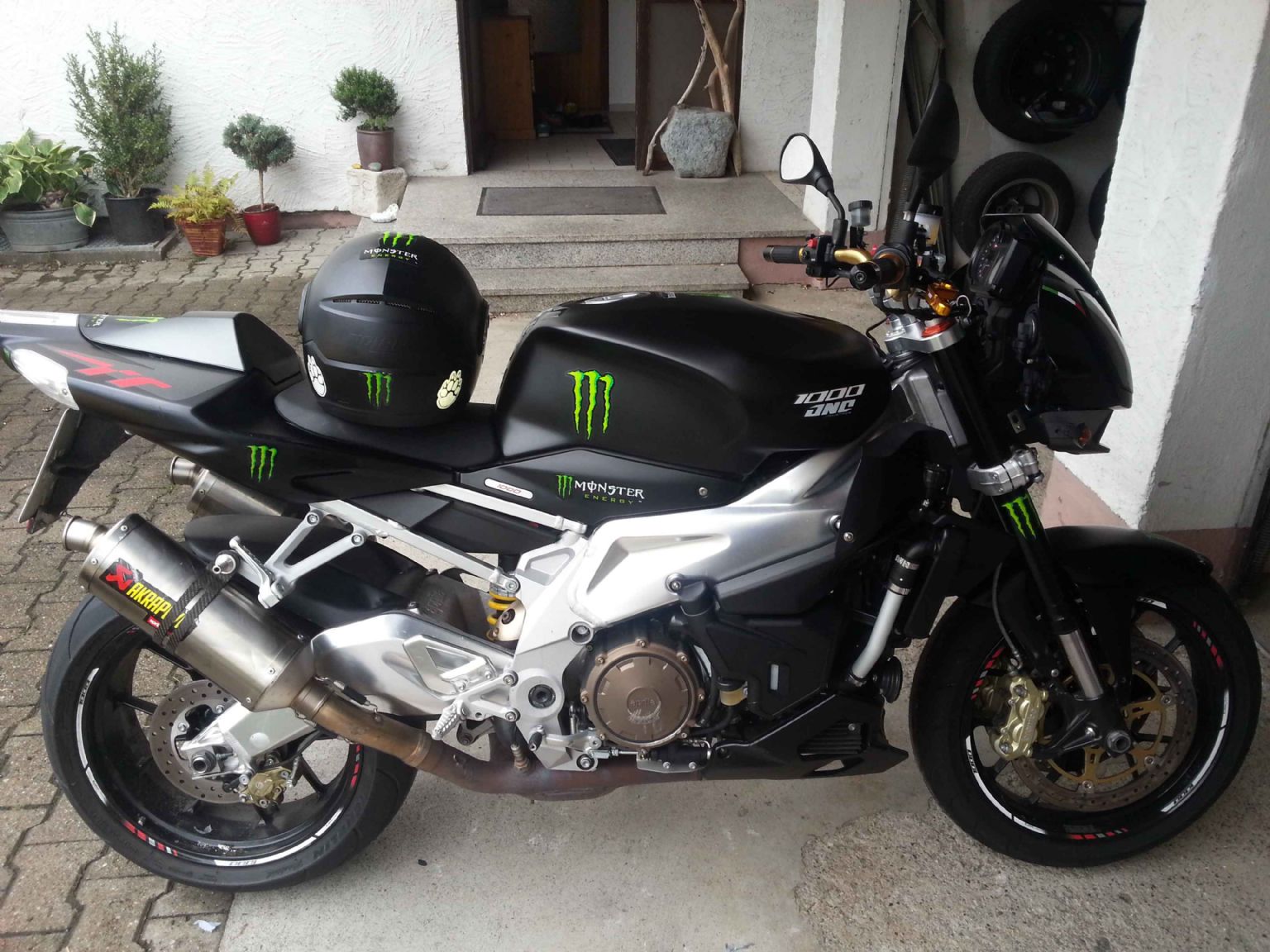 Umgebautes Motorrad Aprilia RSV 1000 Tuono R von Ninja2k - 1000PS.de