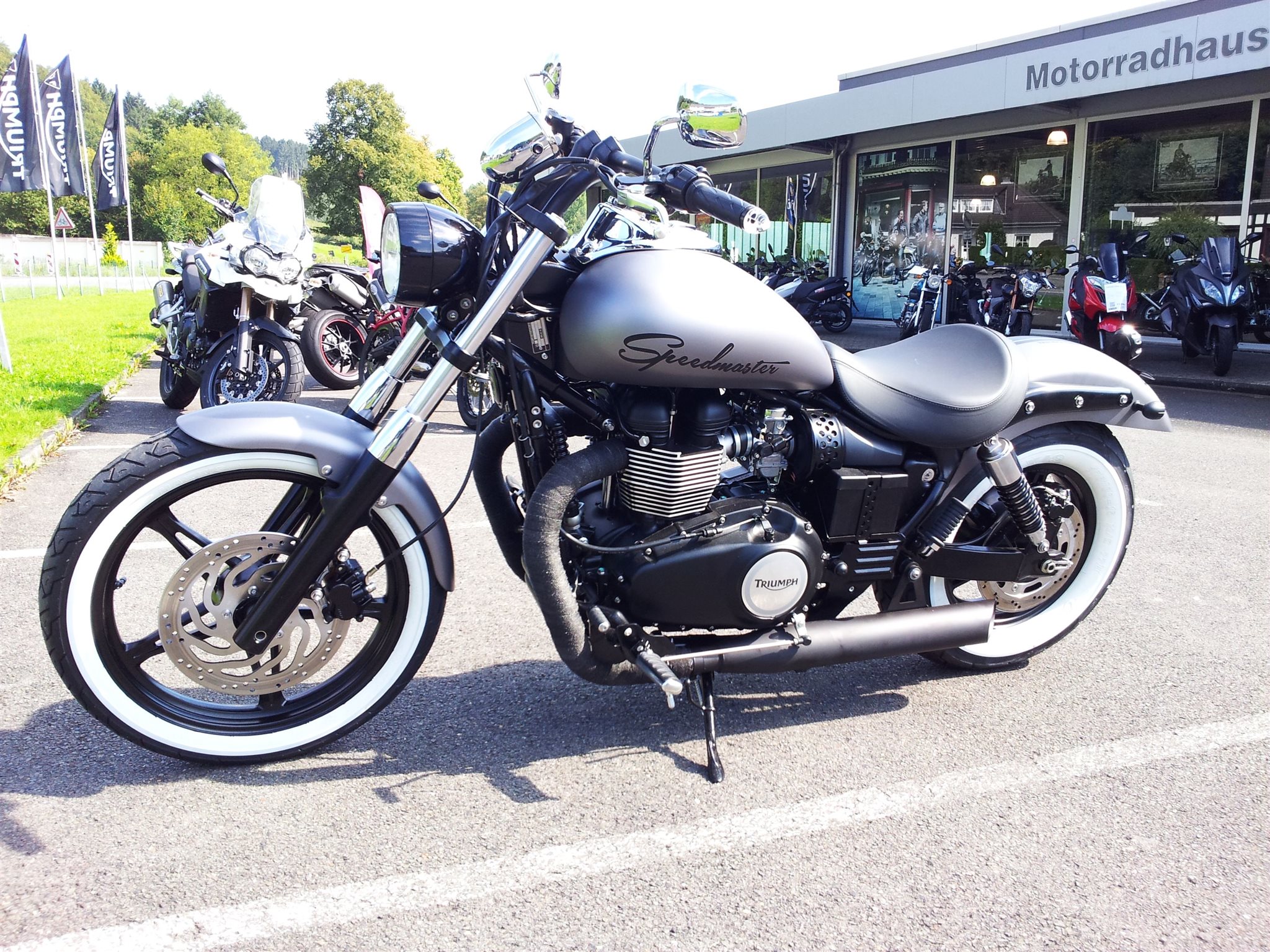 Umgebautes Motorrad Triumph Speedmaster von Motorradhaus Löhmer GmbH ...