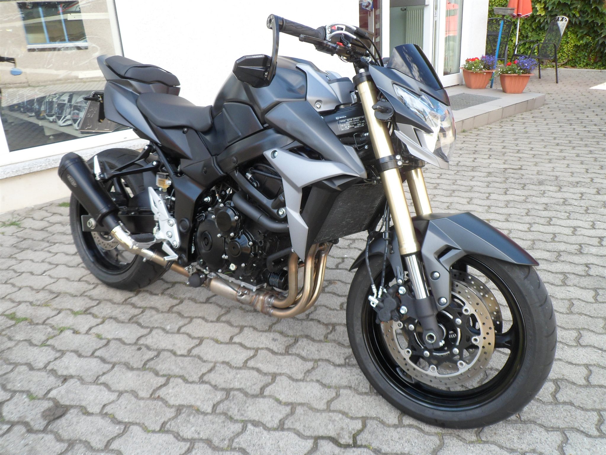 Umgebautes Motorrad Suzuki GSR 750 von Motorrad Wasmund GmbH - 1000PS.at